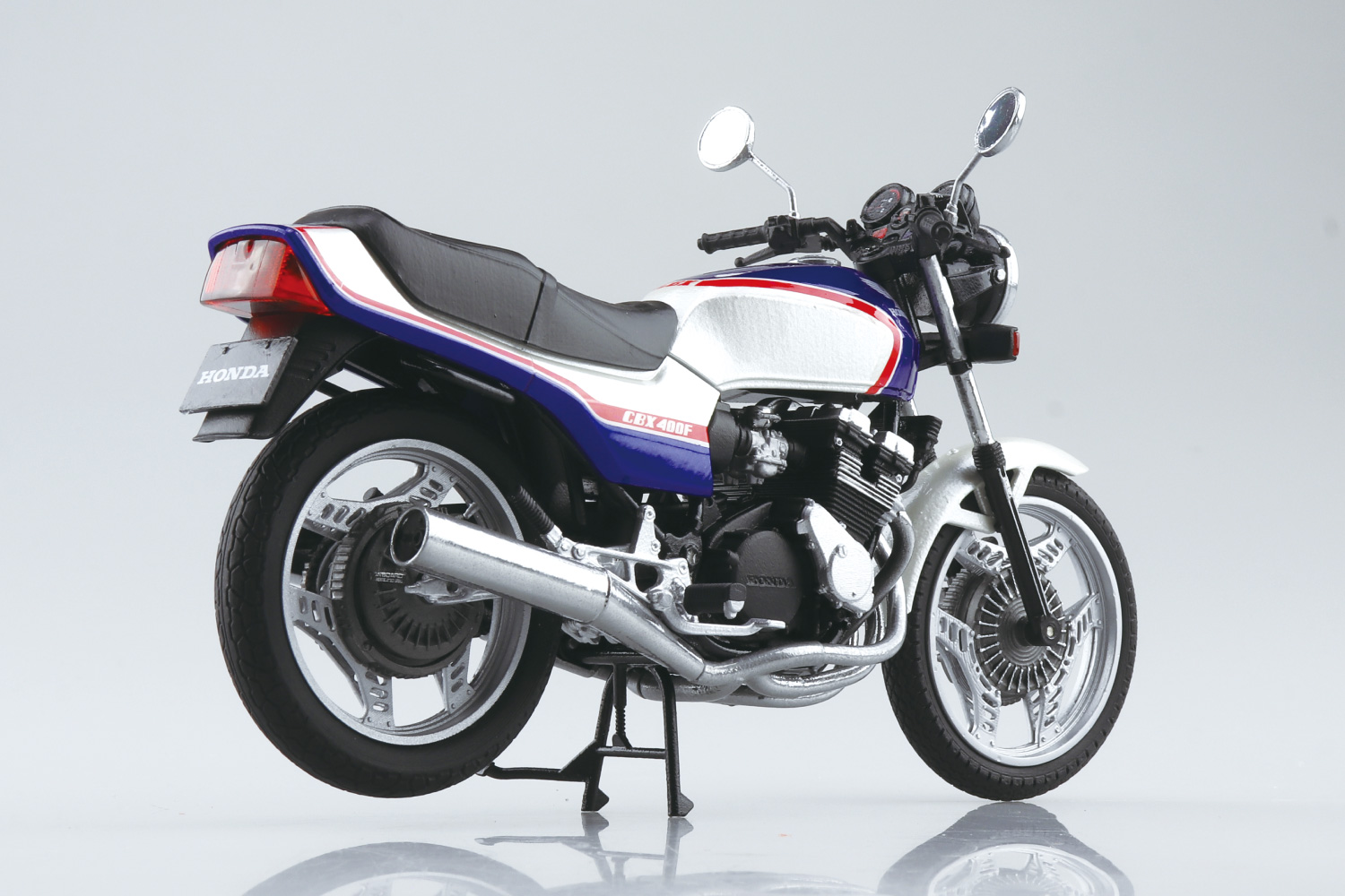 アオシマから1/12 完成品バイク・シリーズ CBX400F 3種を2025年2月中旬に発売